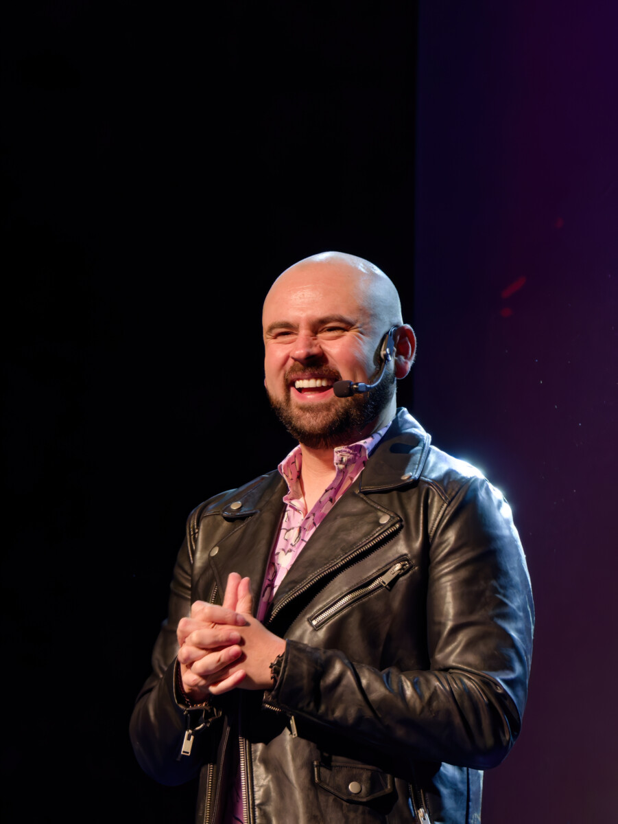 Humorista colombiano Ricardo Quevedo llega con su gira a República ...