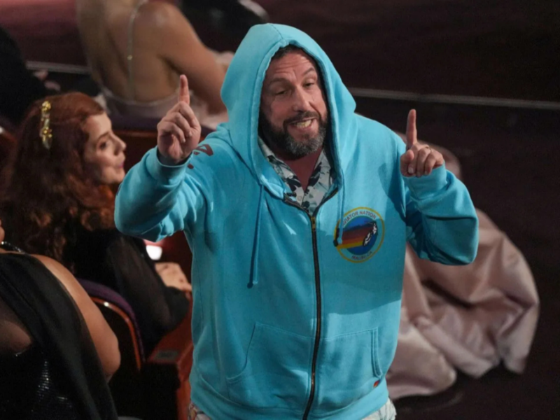 Adam Sandler “Me gusta cómo me veo” al irrumpir en los premios Oscar ...
