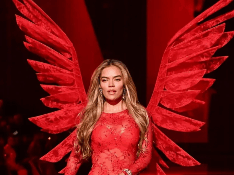 Karol G brilla como ‘ángel’ en el emblemático desfile de Victoria’s Secret